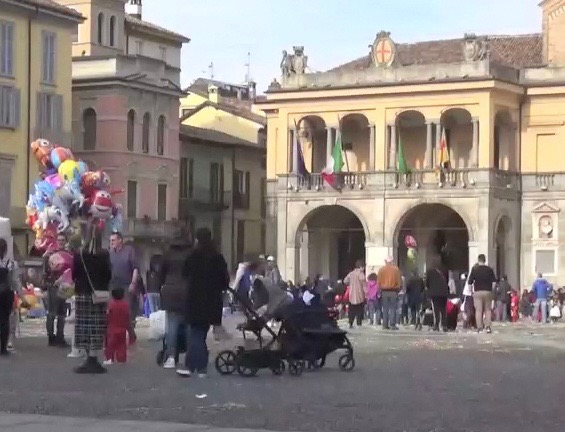 SFILATA DI MASCHERINE CON LA PRO LOCO | VideonotizieTV Lodi